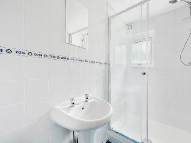 2 bedroom flat for rent in Percy Road, Shepherd's Bush, London, W12
