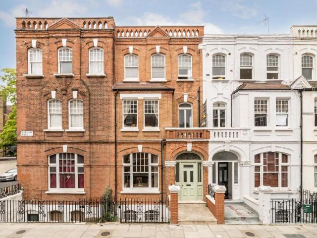 2 bedroom flat for rent in Perham Road, West Kensington, W14