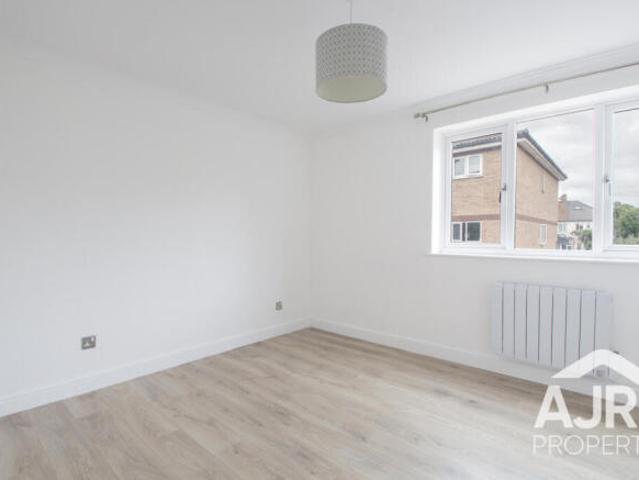 2 bedroom flat for rent in Pinecroft Court, Wickham Lane, Welling, DA16