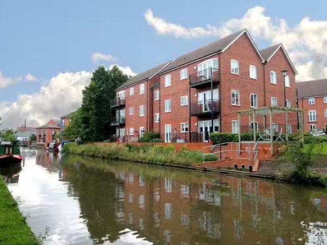 2 bedroom flat for rent in Pinetree house, The Laurels B78 3EJ.