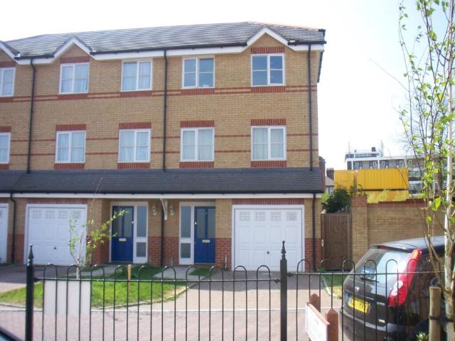 2 bedroom flat for rent in Pickard Close, Southgate, N14