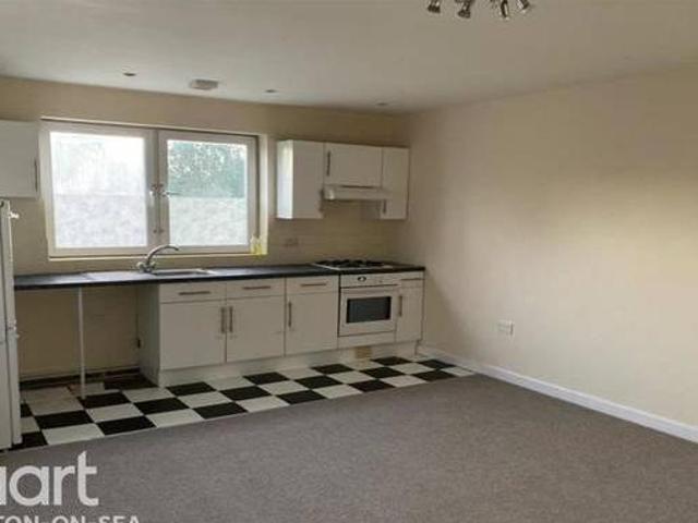 2 bedroom flat for rent in Pier Avenue CO15