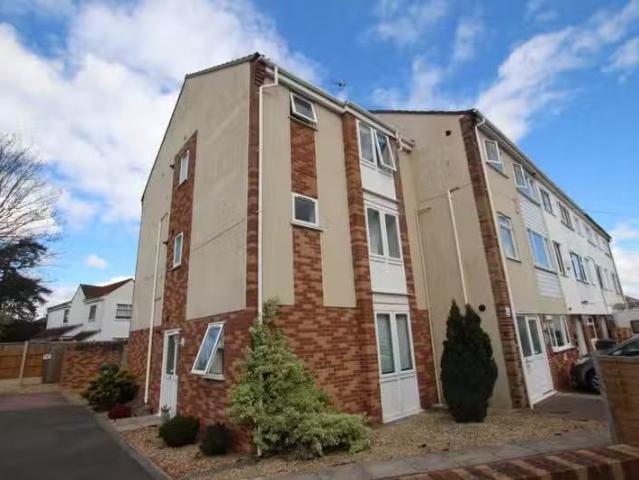 2 bedroom flat for rent in Pilgrims Way Downend, BS16