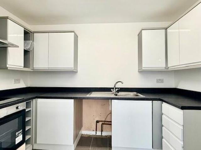 2 bedroom flat for rent in Piper Way, Ilford IG1