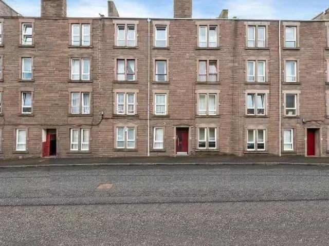 2 bedroom flat for rent in Pitfour Street, Dundee, DD2