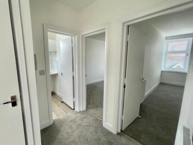 2 bedroom flat for rent in Poole Road, BH4