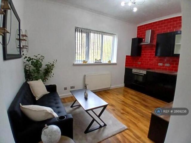 2 bedroom flat for rent in Polygon Road, Manchester, M8