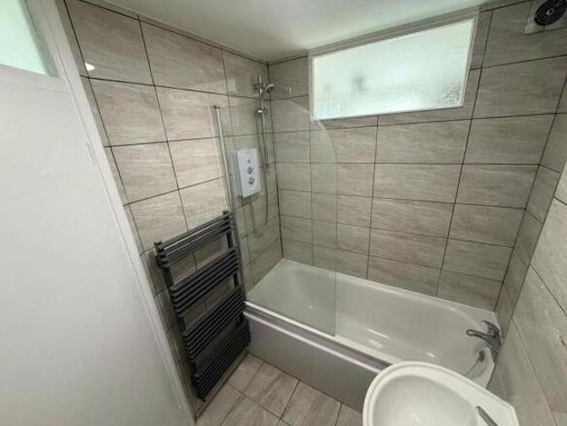 2 bedroom flat for rent in Poplar Grove, London, N11