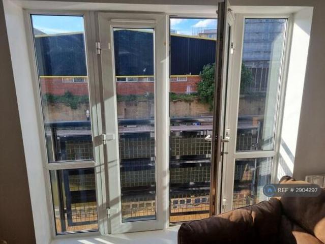 2 bedroom flat for rent in Poplar, London, E14