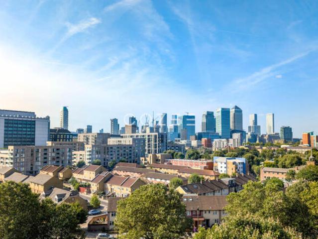 2 bedroom flat for rent in Poplar Riverside, London, E14