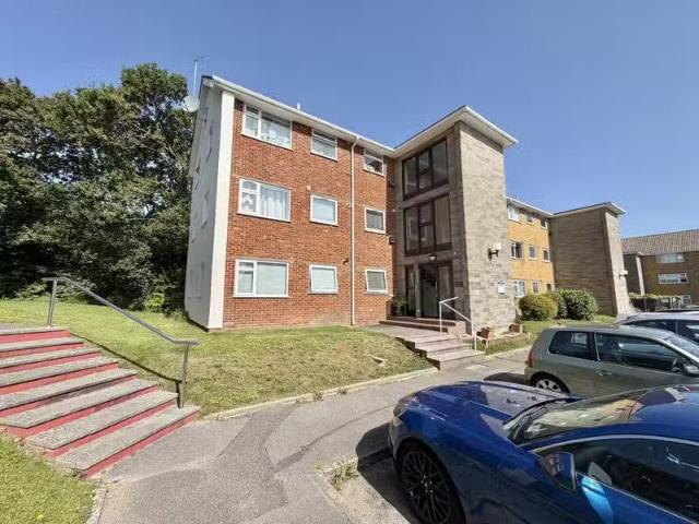 2 bedroom flat for rent in Portswood Drive, Bournemouth, Dorse.