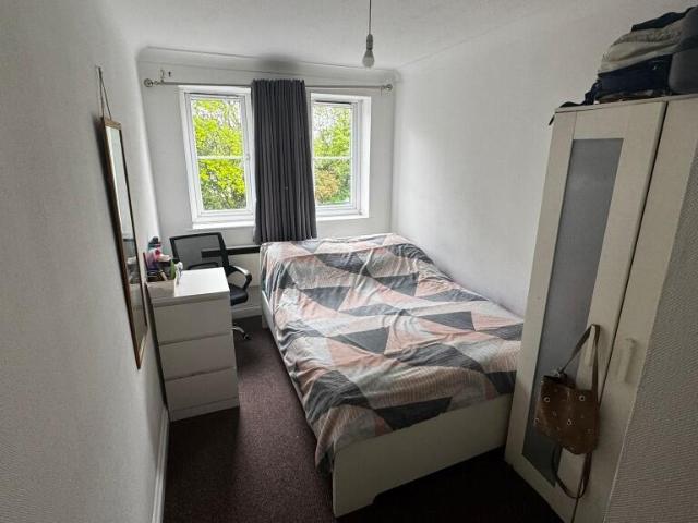 2 bedroom flat for rent in Portswood Road, Southampton, Hampshire, SO17