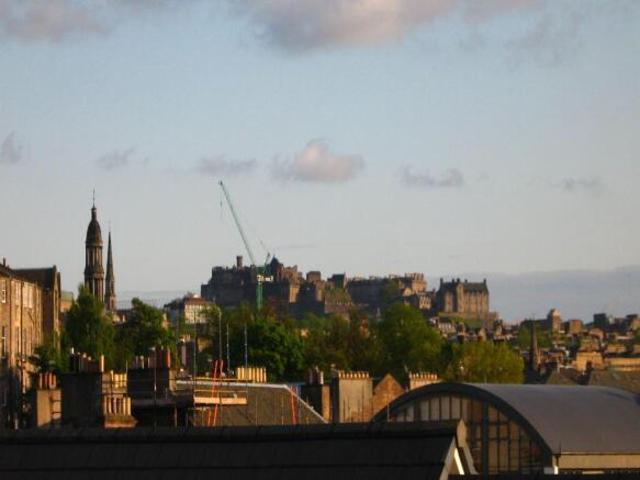 2 bedroom flat for rent in Powderhall Rigg, Edinburgh, EH7