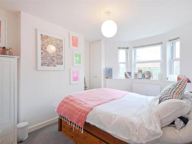 2 bedroom flat for rent in Powerscroft Road, Hackney, E5