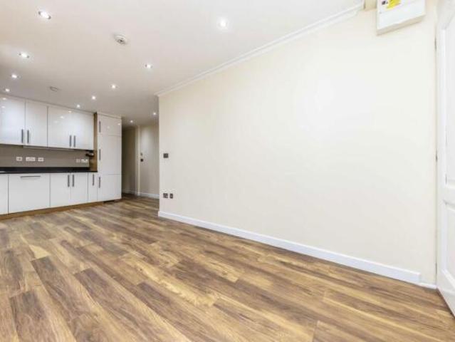 2 bedroom flat for rent in Plough Lane, Teddington, TW11
