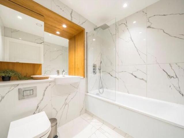 2 bedroom flat for rent in Plough Lane, Earlsfield, SW17