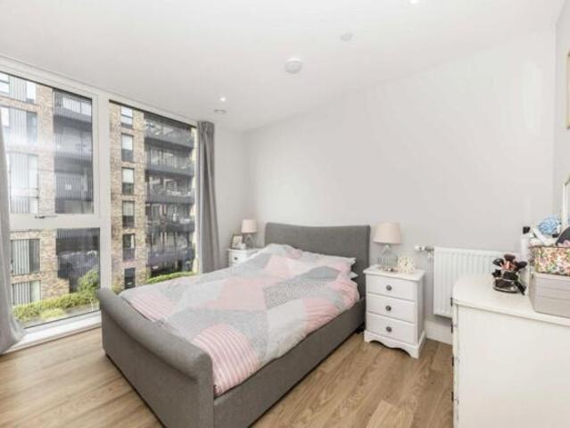 2 bedroom flat for rent in Plough Lane, Earlsfield, SW17