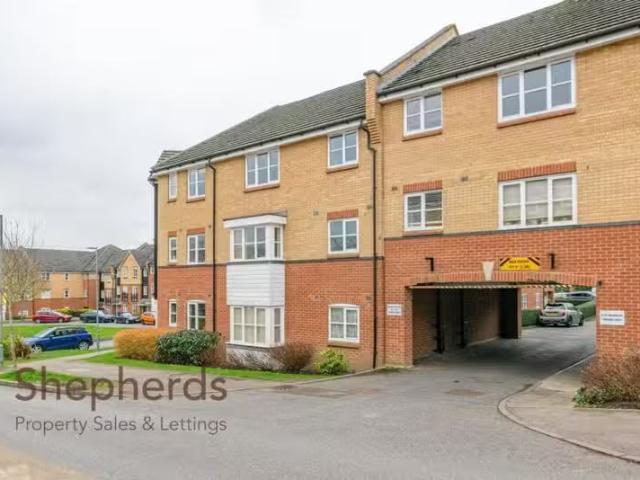 2 bedroom flat for rent in Plomer Avenue, Hoddesdon, EN11