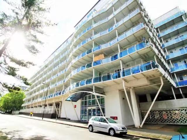 2 bedroom flat for rent in Platinum House Lyon Road, Harrow, M.