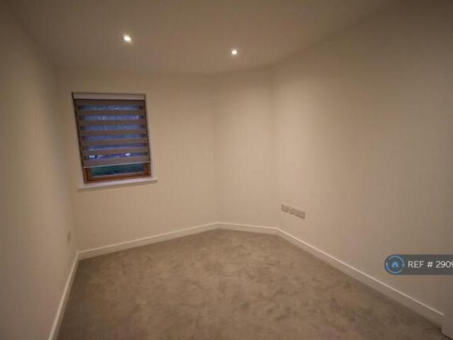 2 bedroom flat for rent in Plaistow Lane, Bromley, BR1