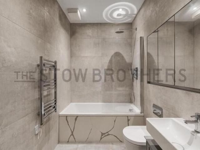 2 bedroom flat for rent in Planetree Path, London, E17