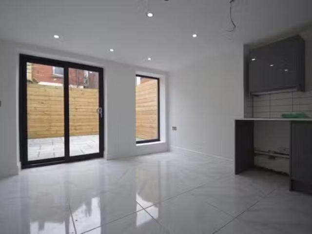 2 bedroom flat for rent in Plasnewydd Road, Roath, CF24