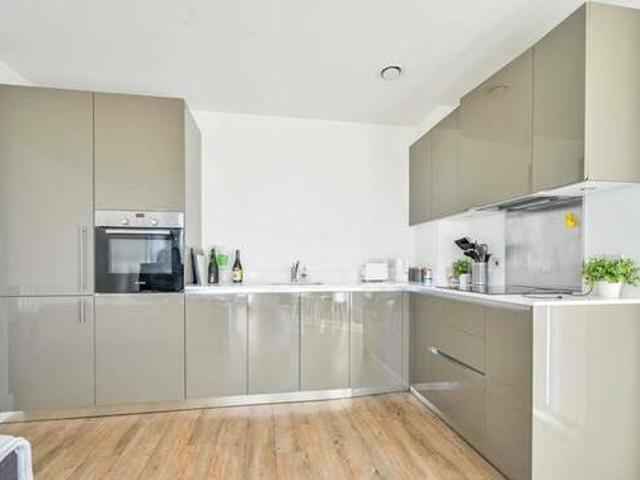 2 bedroom flat for rent in Plumstead Road Woolwich London SE18