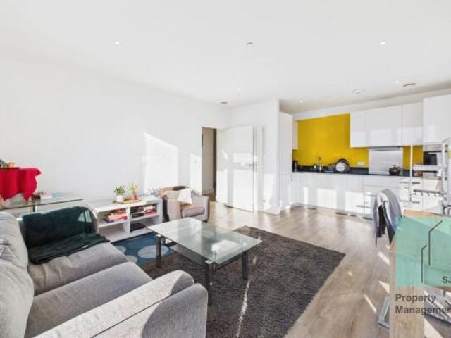 2 bedroom flat for rent in Plumstead Road, London, SE18