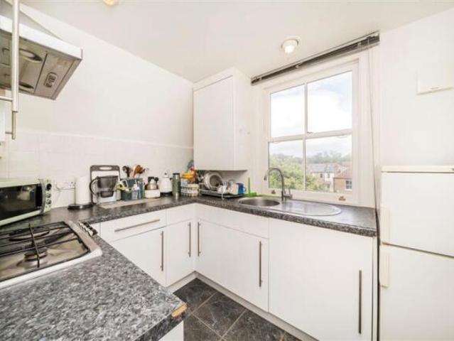 2 bedroom flat for rent in Priory Road, Kew, TW9