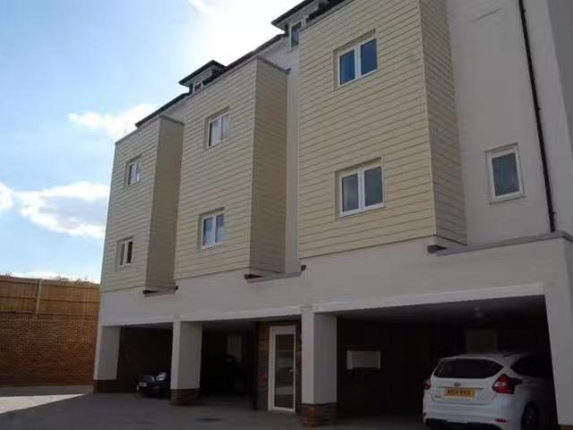 2 bedroom flat for rent in Pyle Close, Addlestone, KT15