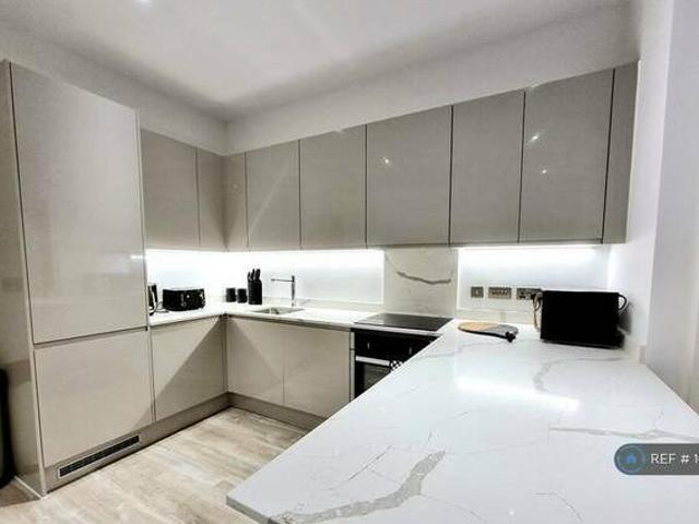 2 bedroom flat for rent in Queen Way Salford M3