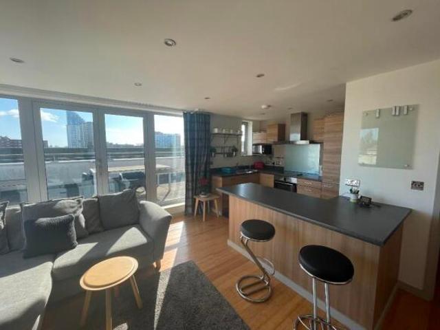 2 bedroom flat for rent in Queen Street, Southsea, Hampshire, PO1