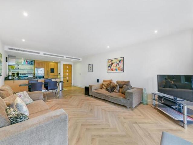 2 bedroom flat for rent in Queenstown Road, London, SW11