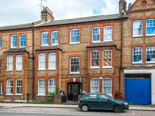 2 bedroom flat for rent in Queenstown Road, SW8