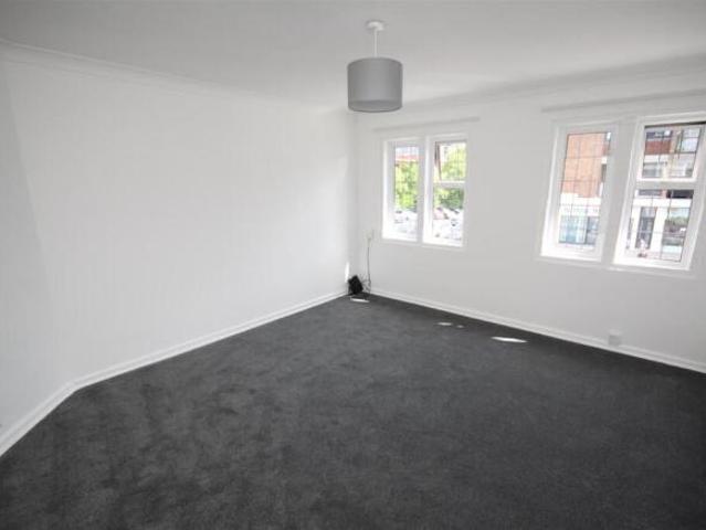 2 bedroom flat for rent in Queensway, Petts Wood, BR5