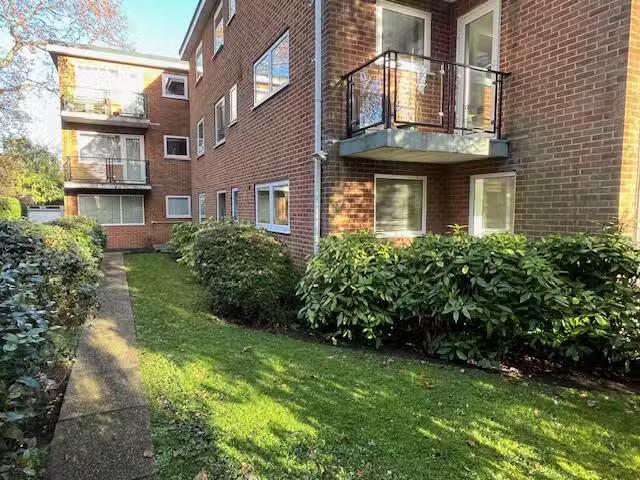 2 bedroom flat for rent in Queens Court, 140 Richmond Park Roa.