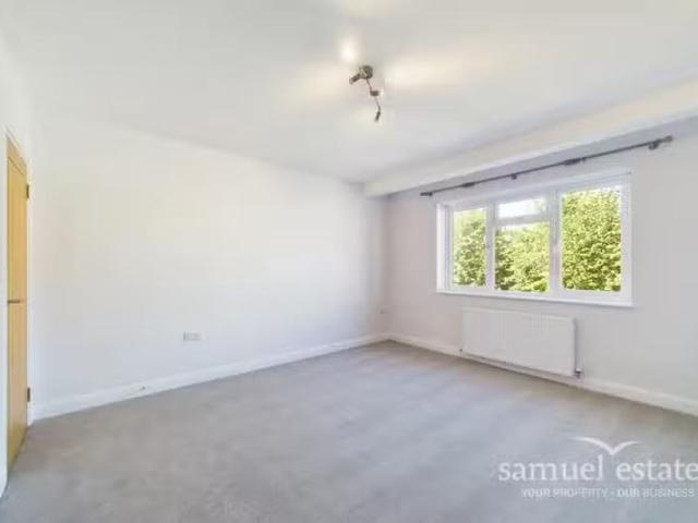 2 bedroom flat for rent in Queens Court, Colliers Water Lane.
