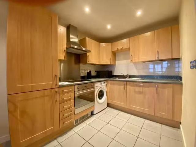 2 bedroom flat for rent in Queens Court, Queens Gardens, Hull.