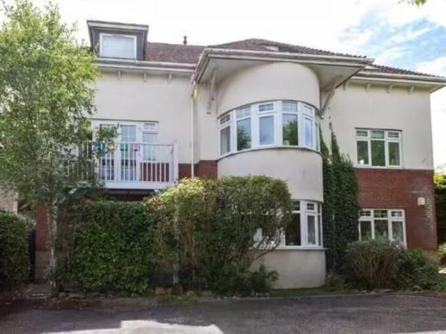 2 bedroom flat for rent in Queens Park South Drive, Bournemout.