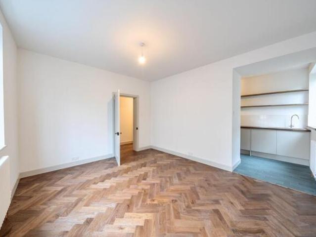 2 bedroom flat for rent in Queens Row, London, SE17