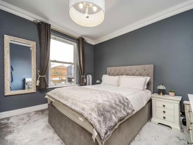 2 bedroom flat for rent in Queens Road, Teddington, TW11