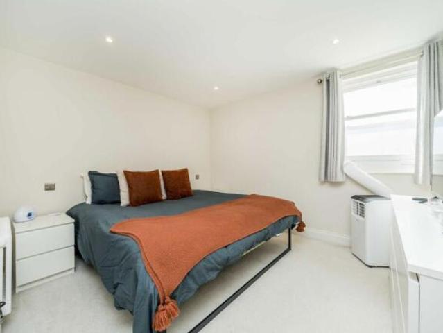 2 bedroom flat for rent in Queens Road, Wimbledon, SW19