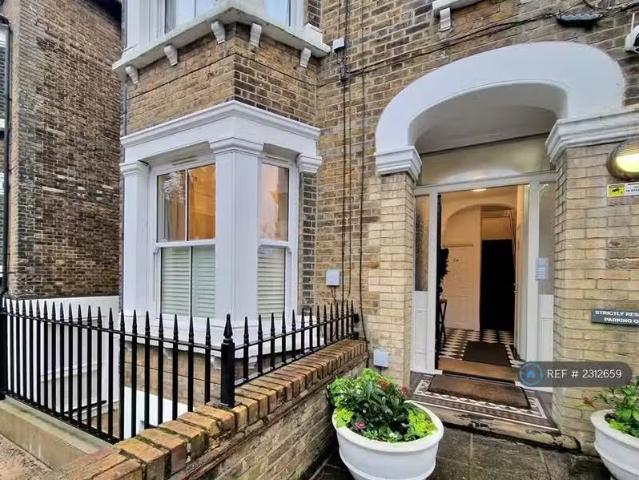 2 bedroom flat for rent in Queens Road, Brentwood, CM14