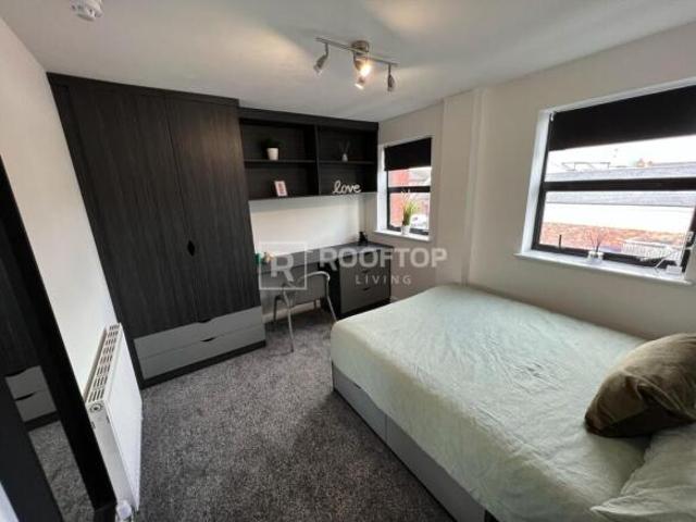 2 bedroom flat for rent in Queens Road, Leeds, LS6