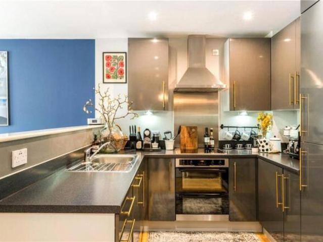 2 bedroom flat for rent in Queensland Road, Drayton Park, N7
