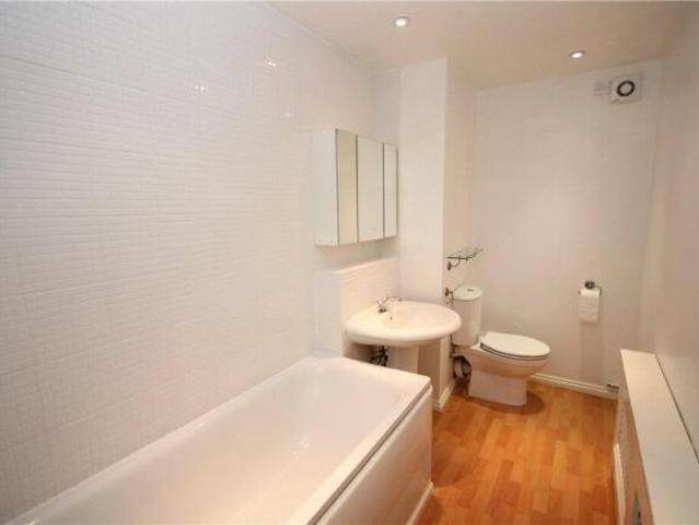 2 bedroom flat for rent in Radcliffe Gardens, Carshalton, SM5
