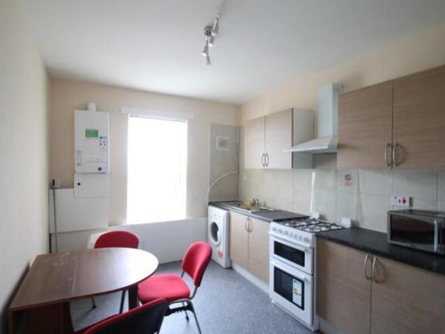 2 bedroom flat for rent in Raglan Road, Leeds, West Yorkshire, LS2
