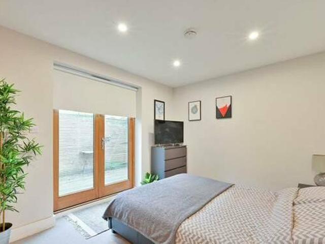 2 bedroom flat for rent in Railway Side Barnes London SW13