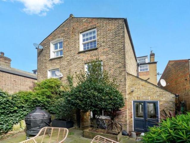 2 bedroom flat for rent in Ravenslea Road, London, SW12