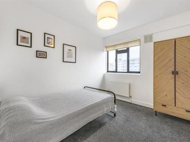 2 bedroom flat for rent in Rawson Street, SW11